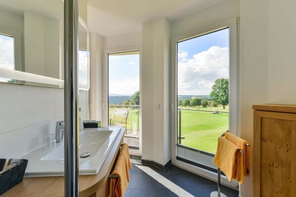 Quarto conforto | Banheiro | Produtos de toalete grátis, secador de cabelo, toalhas de banho