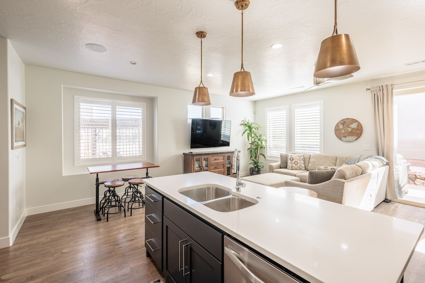 Poolside 4br + Loft Sleeps 15 W/ Private Hot Tub - Gunlock State Park, Gunlock