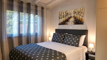 Apartamento Superior, 1 cama queen-size e sofá-cama, vista para o mar, junto à montanha | 1 quarto, com mobília individualizada, cortinas/cortinados opacos