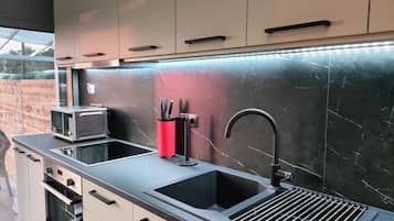 Apartamento Exclusivo, 1 cama queen-size e sofá-cama, vista para o mar, junto à montanha | Cozinha privada | Um frigorífico/congelador grande, um forno, uma chaleira elétrica