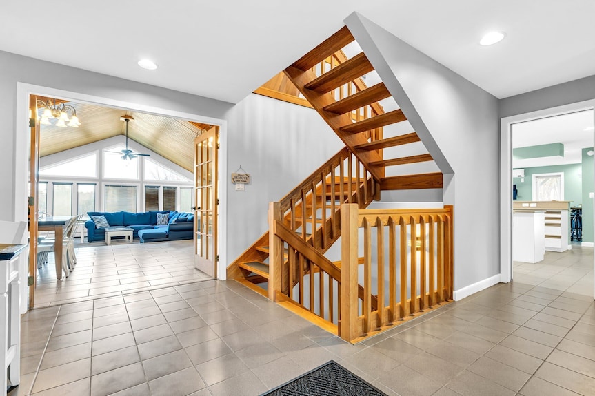 Maine Pondfront Home Sleeps 22 - Pool & Hot Tub - Maine