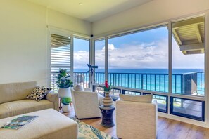 Apartamento em Condomínio Fechado (1 Bedroom) | Sala | Televisor de ecrã plano de 50 polegadas com canais via satélite 