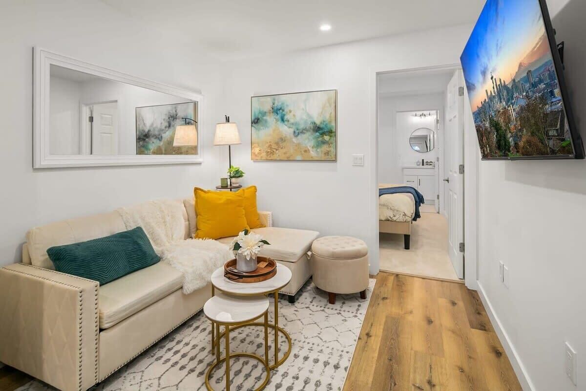 Brand New Designer's Stylish 1br Home - 1min To I5 - Lynnwood, WA