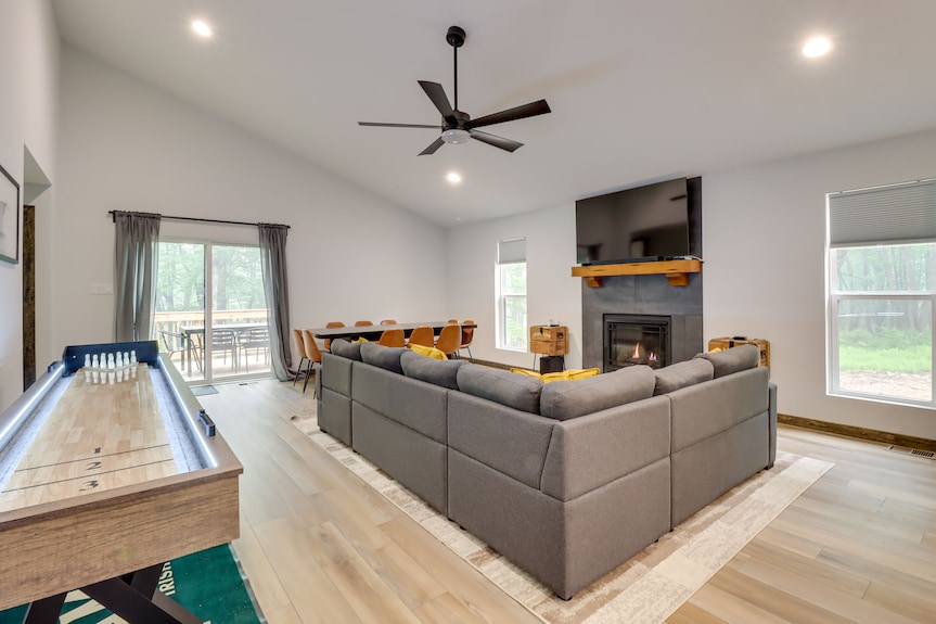 Walk To Water Park: Split-rock Resort Home W/ Deck - Pennsylvania