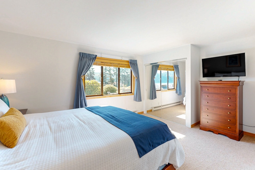 Condo With Amazing Bay View, Lanai, Pickleball, Hot Tub, Pools, Gym & Fireplace - Port Ludlow, WA