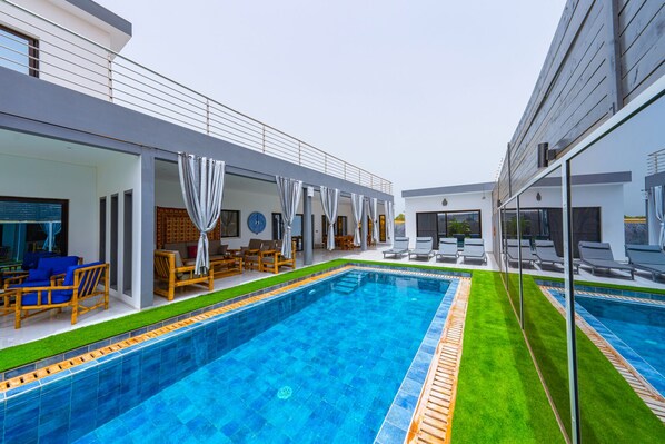 Piscina externa, guarda-sóis, espreguiçadeiras