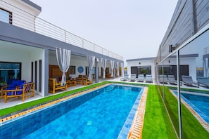 Piscina exterior, guarda-sóis, espreguiçadeiras
