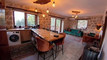 Vila básica, 2 quartos, vista para a montanha | Cozinha privada | Cooktop, lava-louças, cafeteira/chaleira, chaleira elétrica