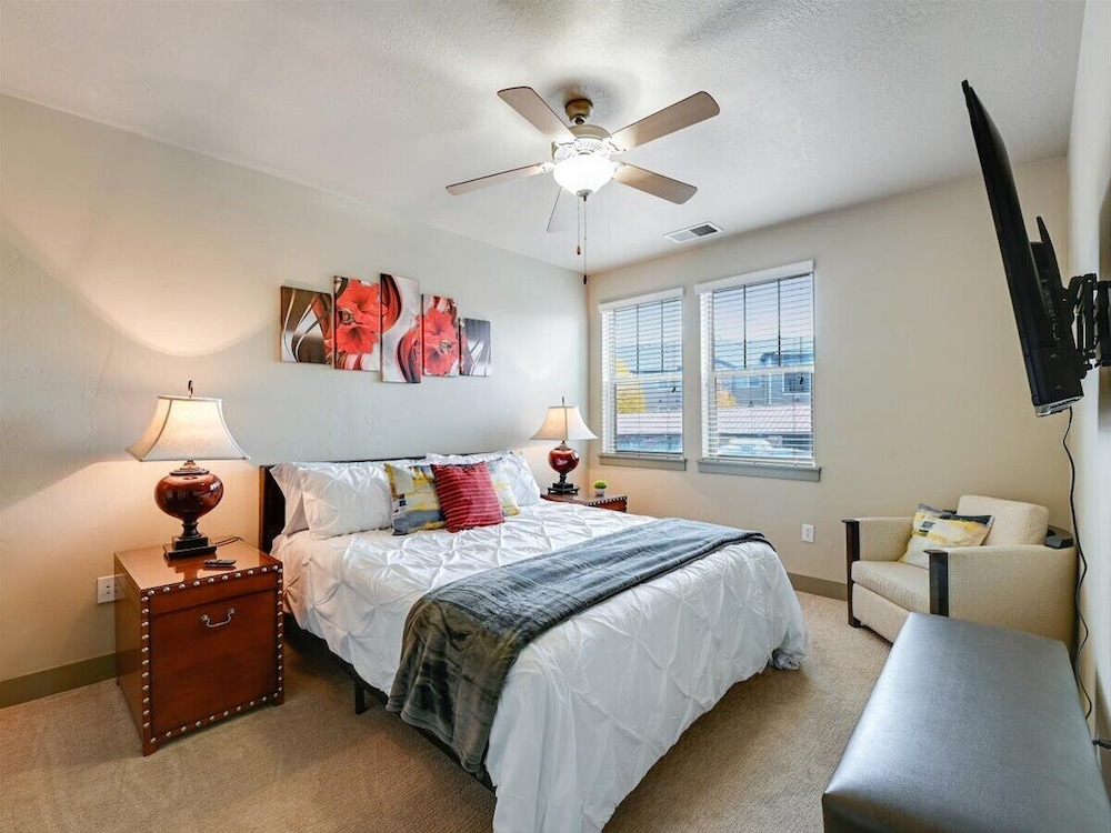 Cal-king Suite, Ground Floor & Outdoor Adventures! - West Jordan, UT