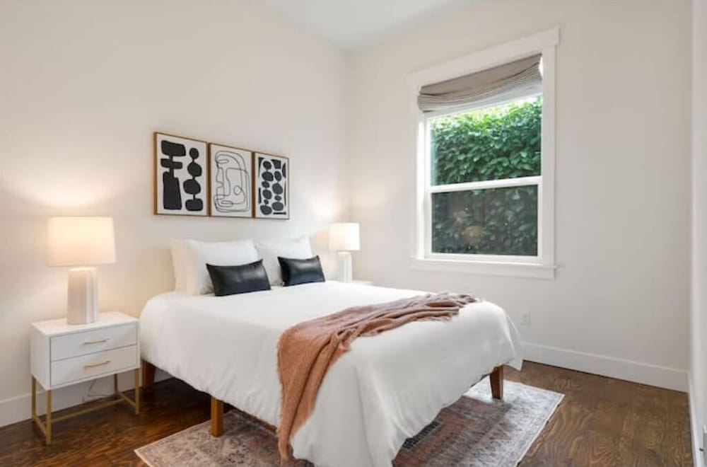 Next To Park, Soaring Ceilings, Remodeled 2 Br - Lumen Field