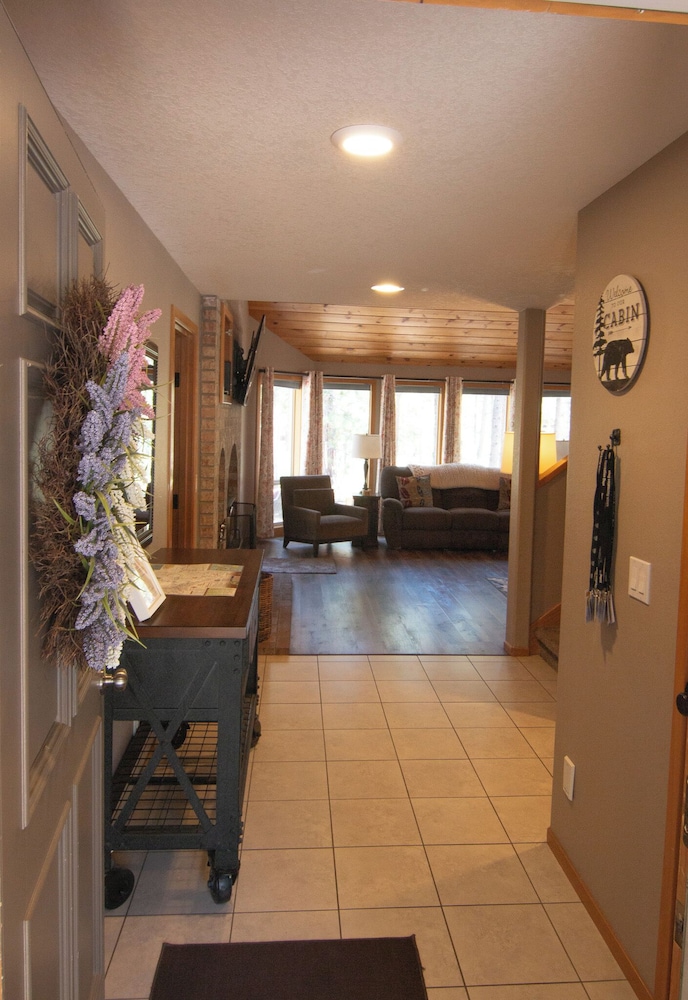 Fantastic location! Hot Tub, AC, SHARC passes, bikes and a great deck ...