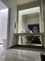 Quarto triplo conforto | Banheiro | Chuveiro, chuveiro com efeito de chuva, toalhas de banho 