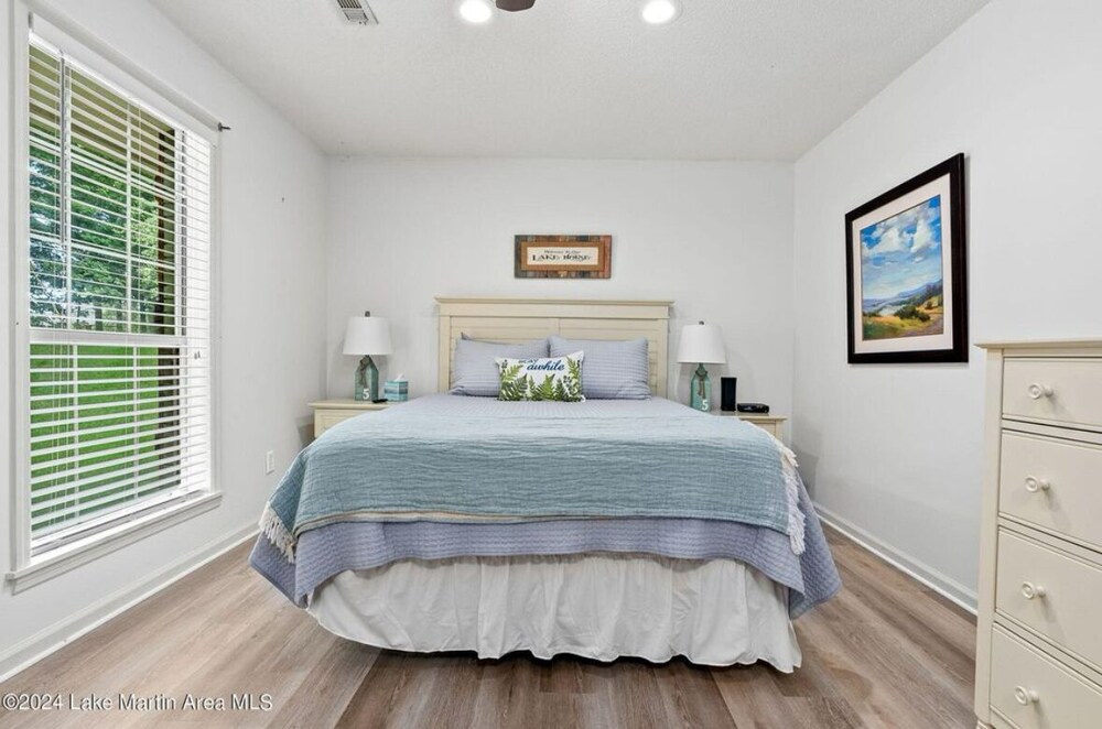 Welcome to Samantha Place Retreat on beautiful Lake Martin !! 6 Br/4Ba ...
