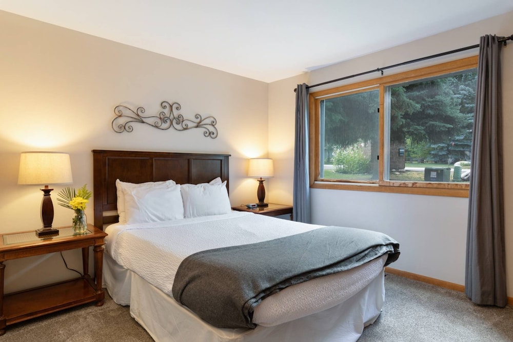 Quiet Before the Crowds! 10% off 3 nights for Fall - Eagle-Vail | Vrbo