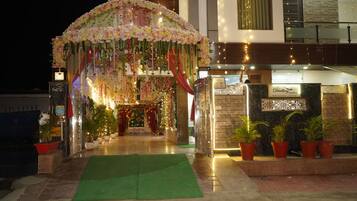 Fachada da propriedade à noite