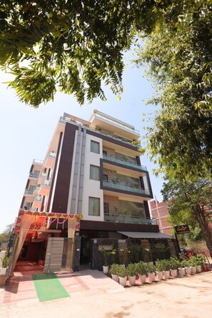 Fachada do alojamento (tarde/noite)