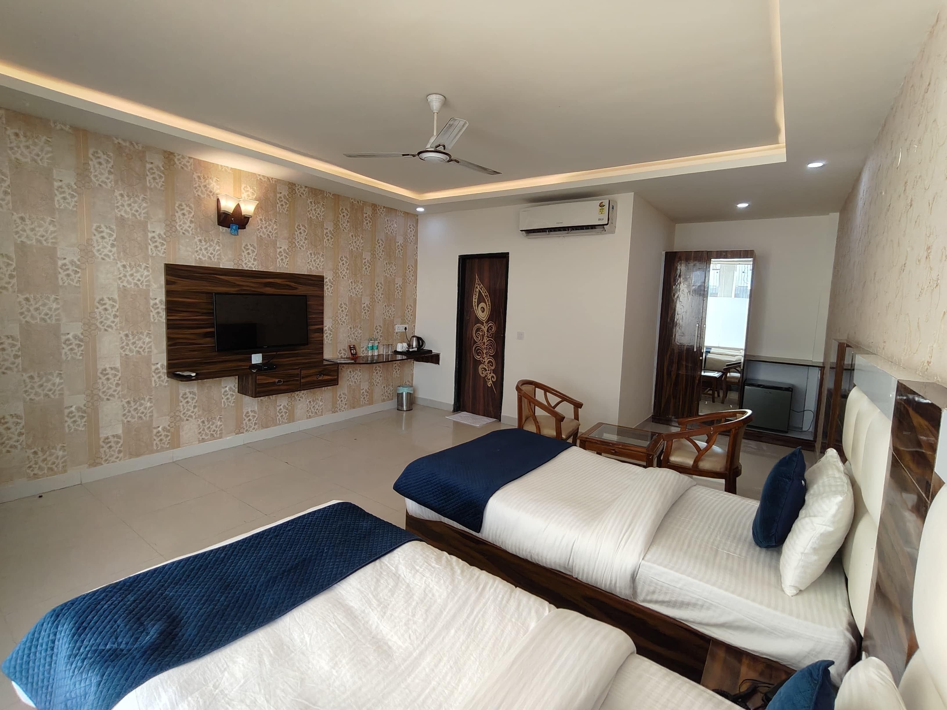 Quarto duplo luxo | Frigobar, individualmente mobiliados, espaço de trabalho para notebook