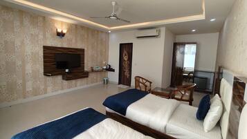 Quarto duplo luxo | Frigobar, individualmente mobiliados, espaço de trabalho para notebook