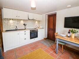 Geladeira, chaleira elétrica, talheres/pratos/utensílios de cozinha