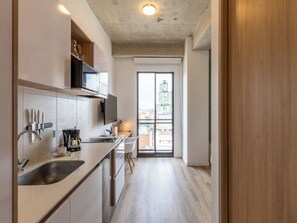 Suite-Estúdio, 1 quarto, vista para a cidade | Cozinha privada | Um frigorífico, um micro-ondas, uma máquina de lavar louça 