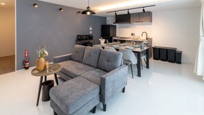 Vila família, para não fumantes, piscina particular (Grandioso Okinawa Pool Villa Kin2D) | Ferros/tábuas de passar roupa, Wi-Fi de cortesia, roupa de cama