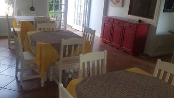 Café da manhã feito na hora grátis todos os dias