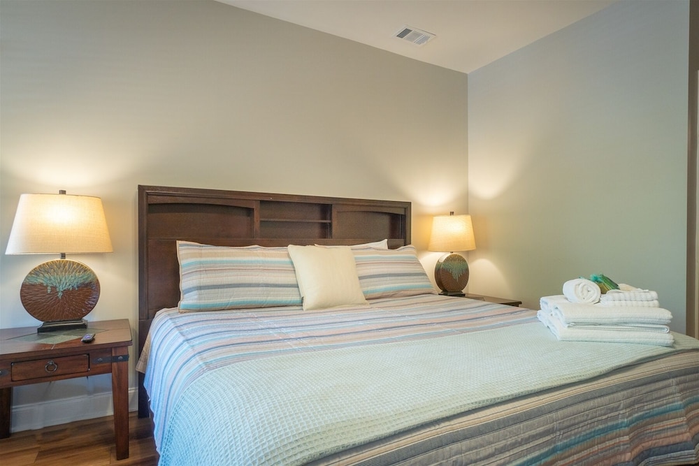 Alpine Village Condo C - Private Balcony - Walk To Downtown & River - Helen, GA