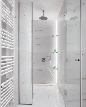 Apartamento design | Banheiro | Chuveiro, chuveiro com efeito de chuva, produtos de toalete grátis 