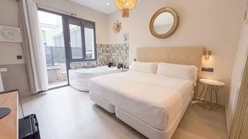 Suíte superior, 1 cama King, banheira de hidromassagem | 1 quarto, roupas de cama premium, individualmente decorados