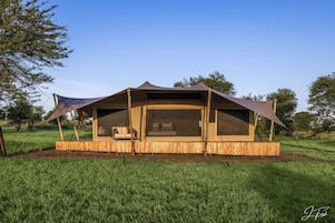 Barraca superluxo | Roupas de cama premium, frigobar, escrivaninha, Wi-Fi de cortesia