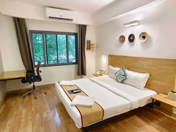 Quarto executivo | Cofres nos quartos, escrivaninha, espaço de trabalho para notebook