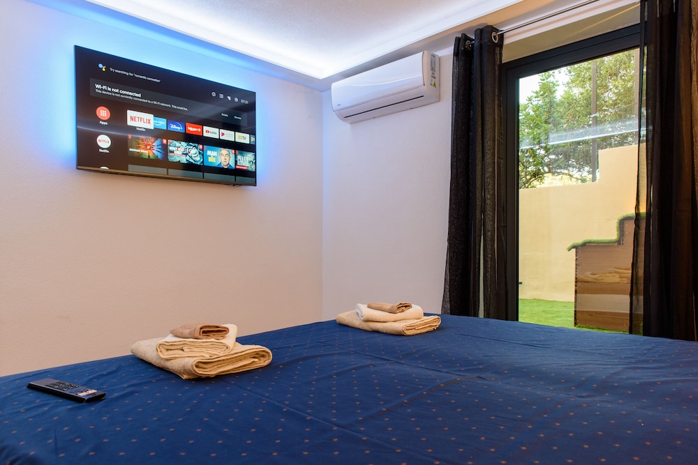 "Seascape Paradise: Unwind In Luxury - Jacuzzi, Private Parking By The Sea!" - Trogir