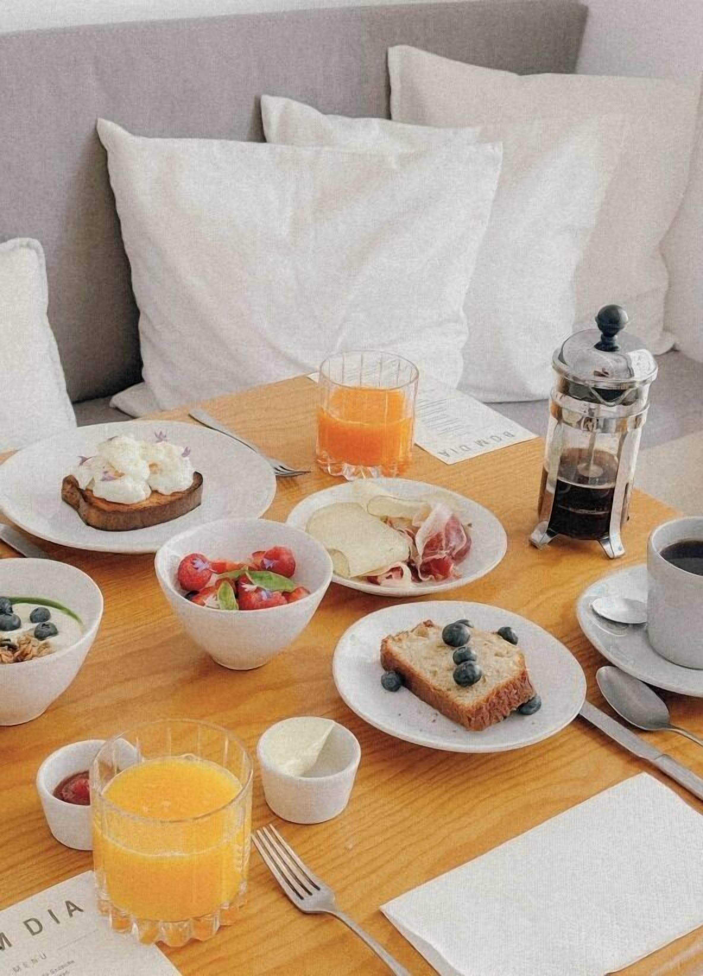 Café da manhã com pratos da culinária local grátis todos os dias