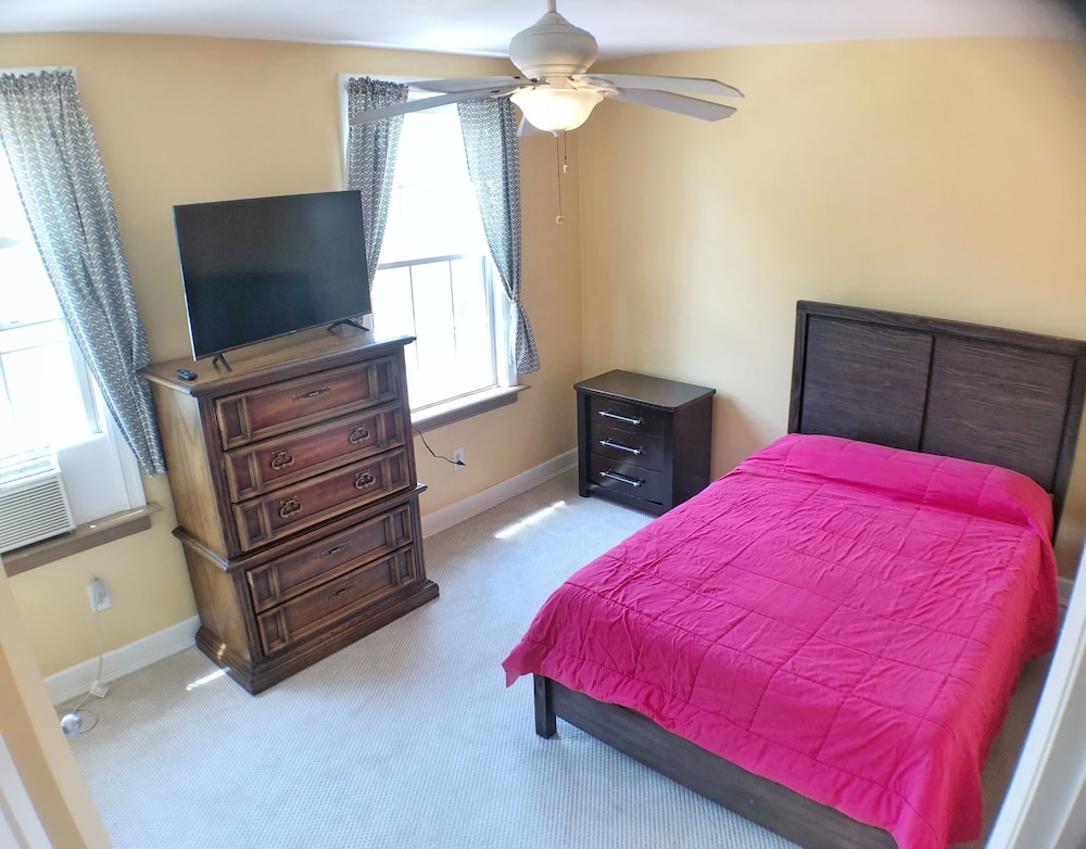 Minimalist Townhouse With Stunning Skyline View - Monroeville, PA