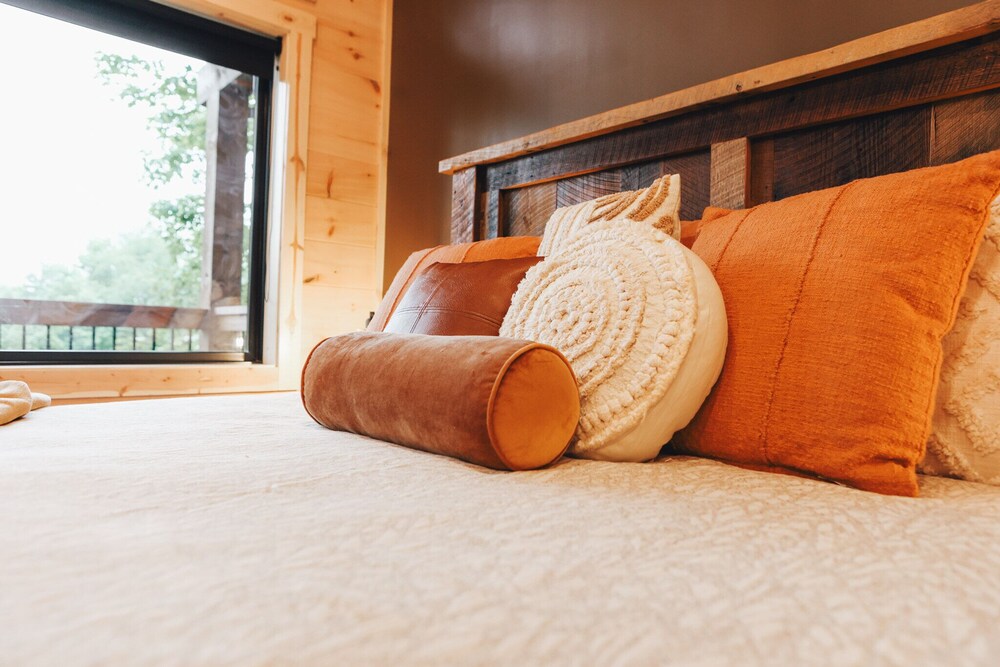 Luxury Treehouse Cabin Over Salt Creek, Cabin 2 - Wayne County | Vrbo