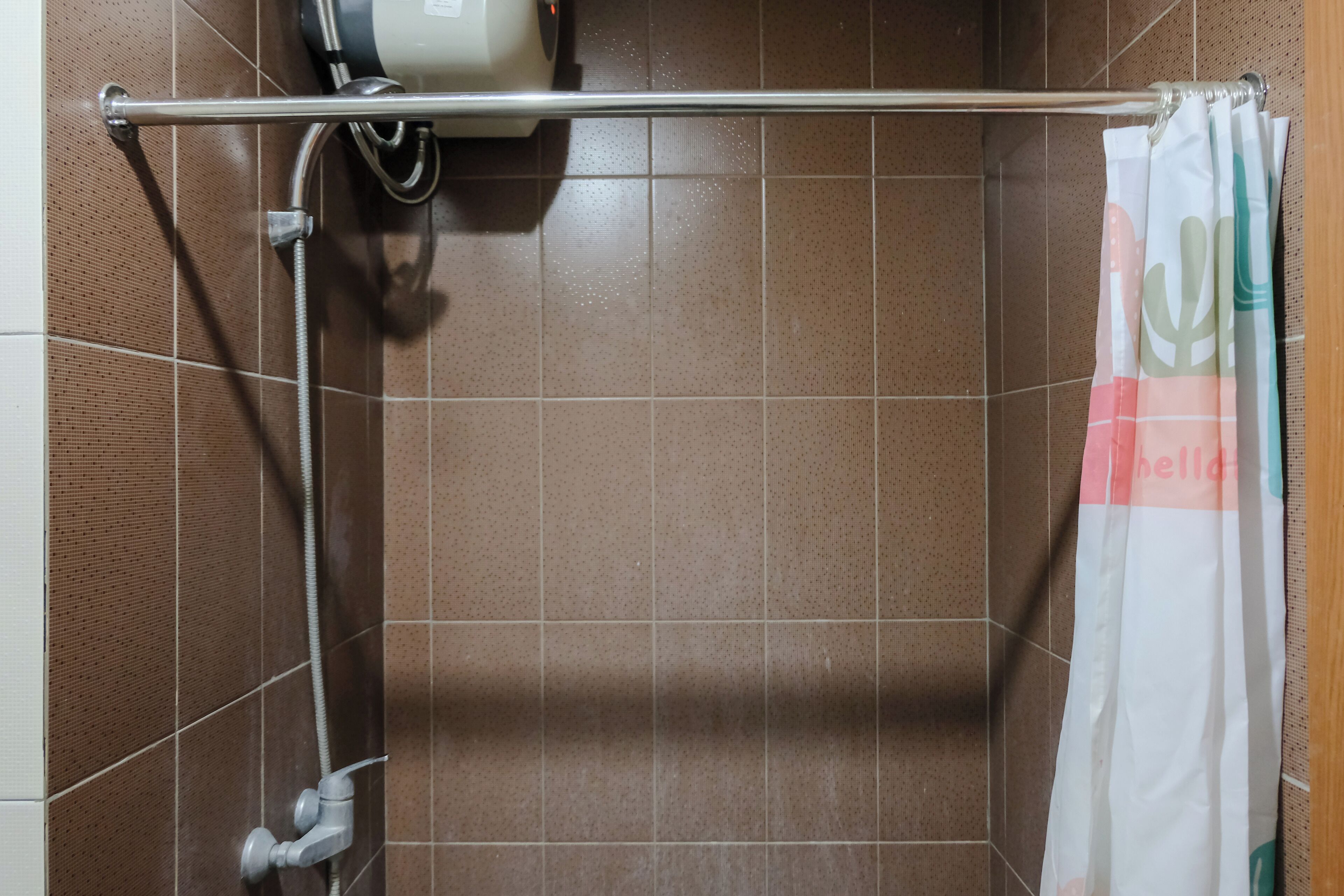 Apartamento luxo | Banheiro | Chuveiro, toalhas de banho, shampoo 