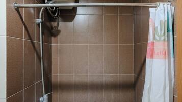 Apartamento luxo | Banheiro | Chuveiro, toalhas de banho, shampoo