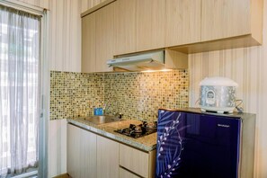 Apartamento Deluxe | Cozinha privada | Um frigorífico/congelador grande, uma placa de cozinha 