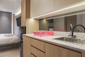 Apartamento luxo | Cozinha privada | Geladeira grande, cooktop, panela elétrica de arroz