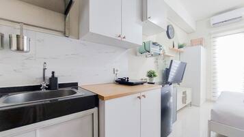 Apartamento luxo | Cozinha privada | Geladeira grande, fogão, cooktop, talheres/pratos/utensílios de cozinha