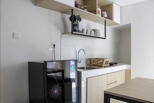 Apartamento Deluxe | Cozinha privada | Um frigorífico/congelador grande, uma placa de cozinha 