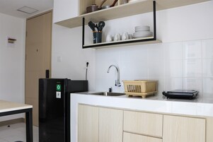 Apartamento Deluxe | Cozinha privada | Um frigorífico/congelador grande, uma placa de cozinha 