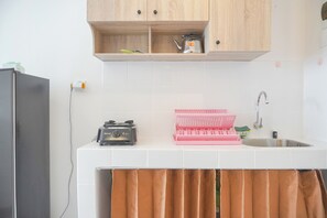 Apartamento Deluxe | Cozinha privada | Um frigorífico/congelador grande, uma placa de cozinha 