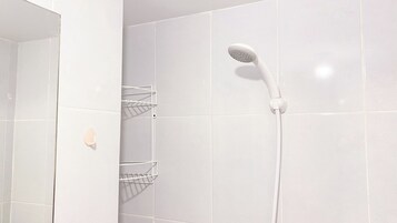Apartamento Deluxe | Casa de banho | Um polibã, toalhas fornecidas, champô 