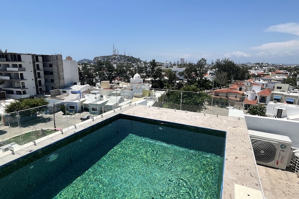 Piscina no piso superior