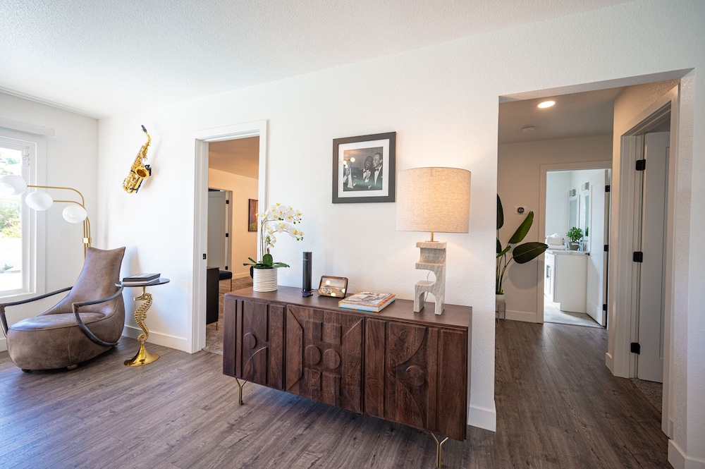 Resort Style Villa/ Pool In Downtown /Master Chef Kitchen/office - Las Vegas, NV