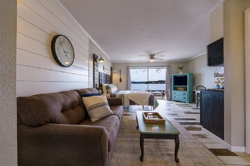 #7 Main Channel - King Room (Adjoining) - Hot Springs, AR