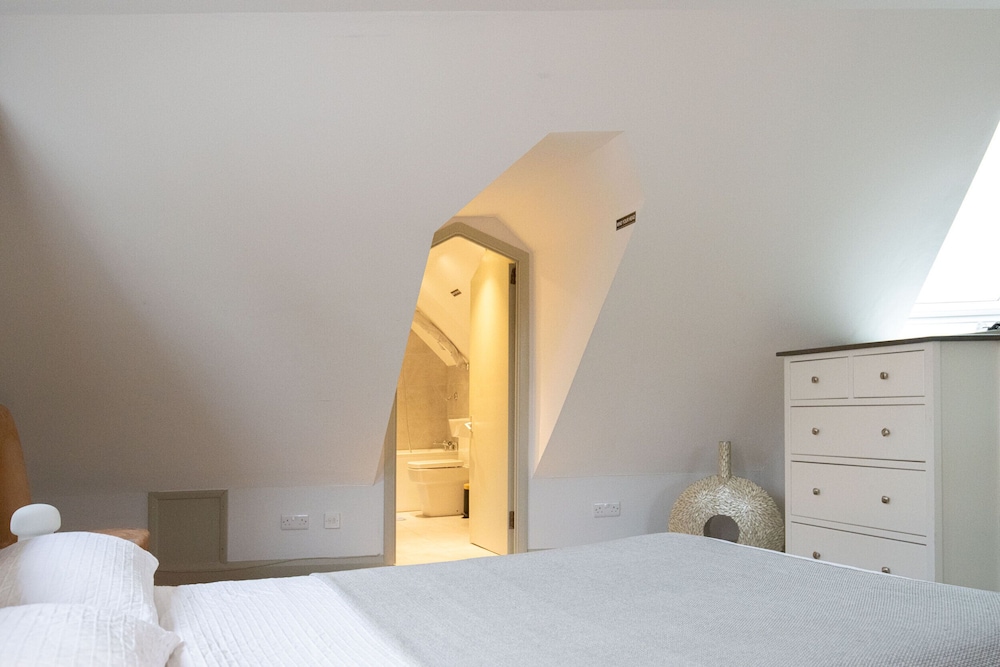 Big Loft In The Heart Of Cheam Village (35 Min From London City) - 엡솜