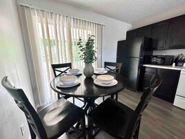 Apartamento Familiar, 2 quartos | Cozinha privada | Um frigorífico, um micro-ondas, um forno, uma placa de cozinha 