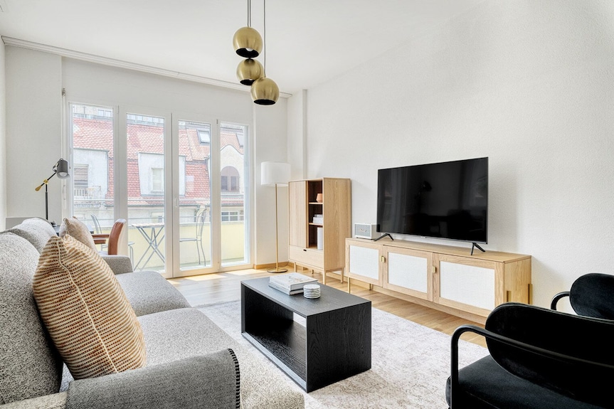 Airy Wiedikon 2.5br W/ W/d & Storage Room, Nr Tram, By Blueground - 취리히